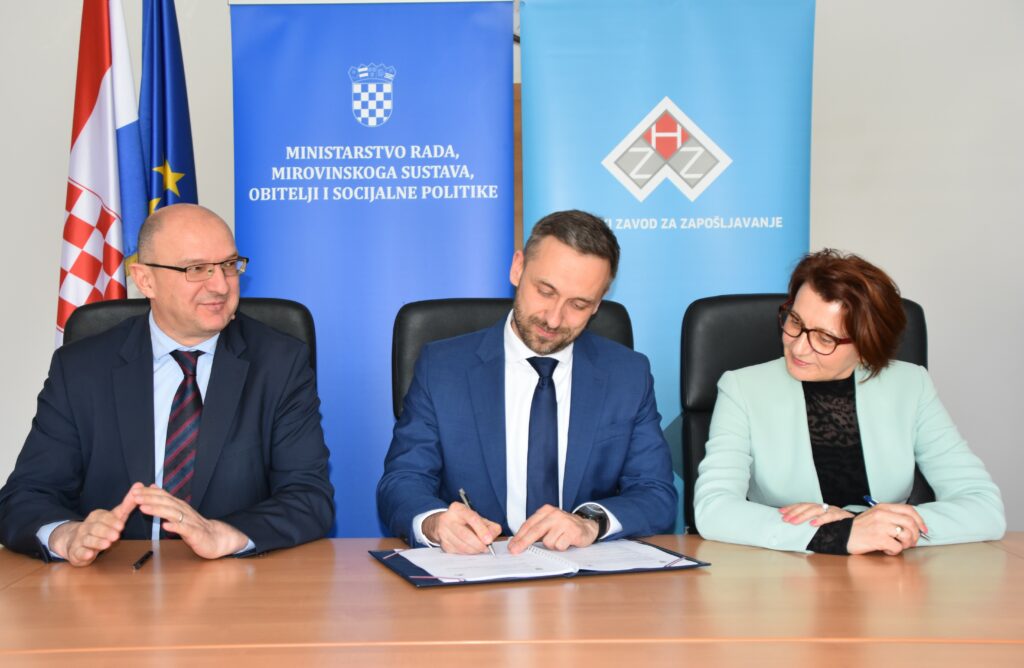 Ministar Marin Piletić i ravnatelj Hrvatskog zavoda za zapošljavanje Ante Lončar potpisali ...